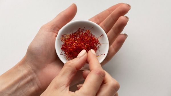 Saffron Scent Profile: What Does It Really Smell Like? – Blossom Perfumery
